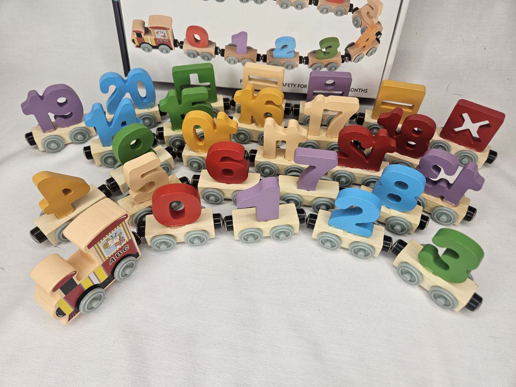 Tren magnetic montrssori cu cifre si semne de matematica – kinder.md